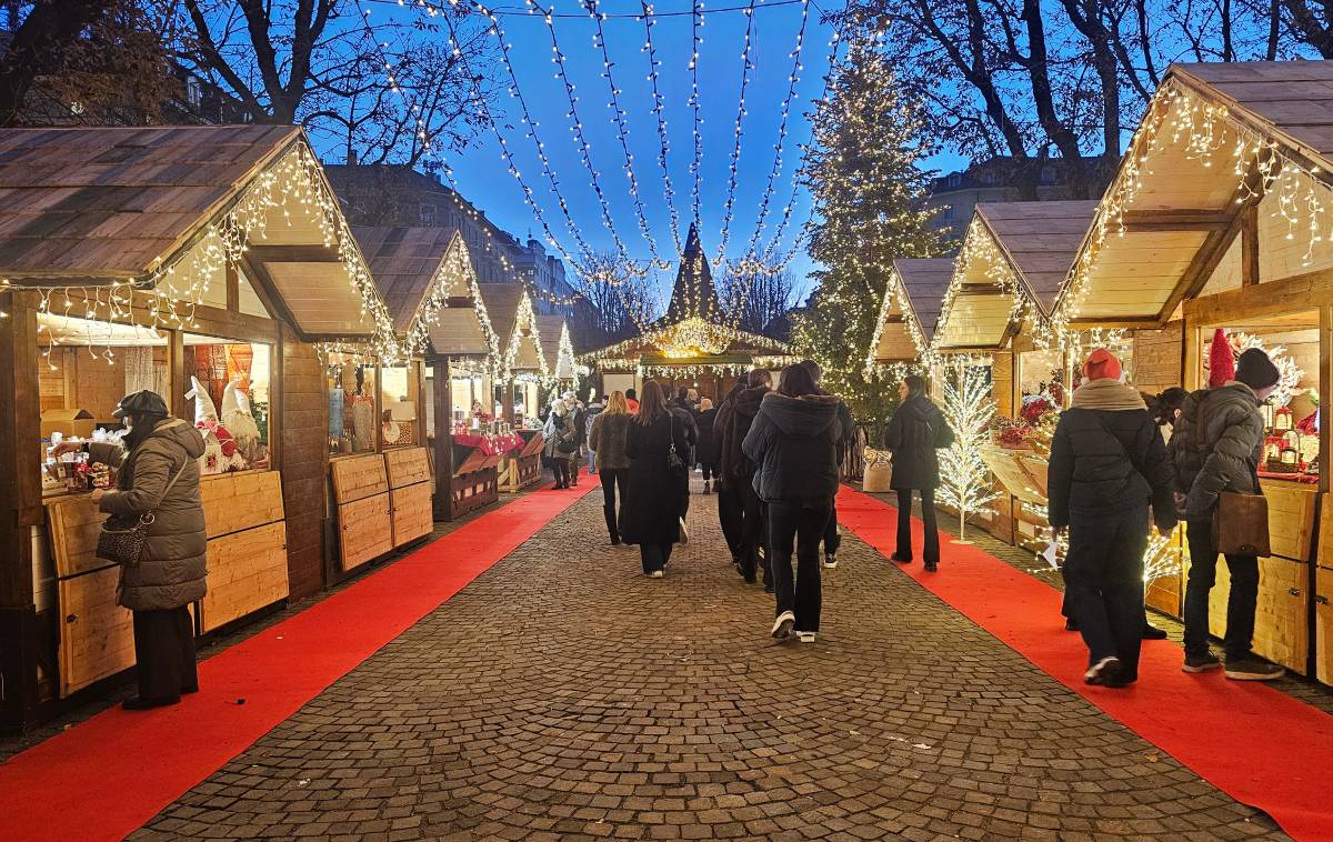 Villaggio di Natale 2025 in piazza Solferino: Casa di Babbo Natale ...