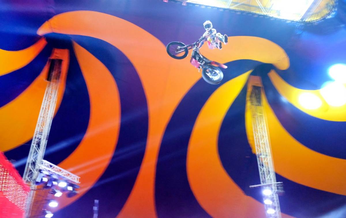 Gravity The Show A Torino Moto Volanti E Arte Acrobatica In Città Per