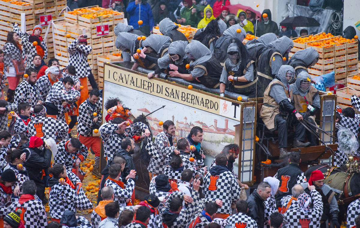 Torna la Battaglia delle Arance del Carnevale di Ivrea 2026: programma ...